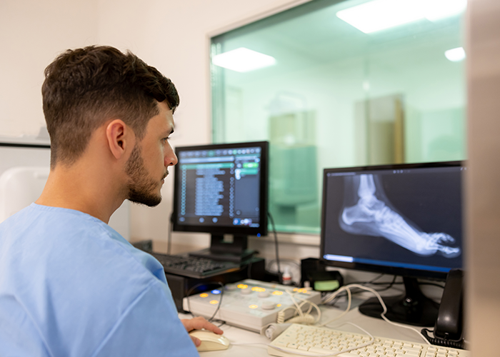 Travel Radiology Tech Salary and Benefits | AMN Healthcare